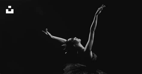 바닥에 누워 검은 드레스를 입은 여자 사진 Unsplash의 무료 발레 이미지