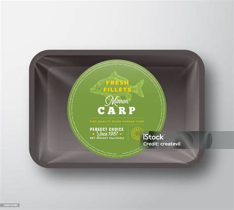 거울 잉어 필레 추상 벡터 물고기 플라스틱 트레이 셀로판 커버 포장 디자인 라운드 라벨 또는 스티커 복고풍 타이포그래피와 손으로 그린 잉어 실루엣 배경 레이아웃 강에 대한