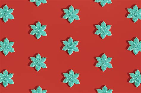 눈송이 모양으로 만든 최소한의 크리스마스 패턴 굵은 빨간색 배경에 쿠키 새해 아늑한 장식 홀리데이 플랫 레이 미학 0명에 대한 스톡 사진 및 기타 이미지 Istock