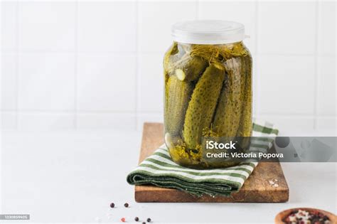 흰색 배경에 항아리에 절인 오이 야채통조림 공간을 복사합니다 발효에 대한 스톡 사진 및 기타 이미지 발효 소금 염분 Istock