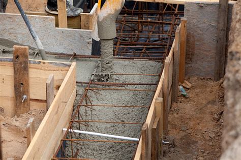건물의 기초 건설 강화 콘크리트로 액체 거푸집 공사를 붓습니다 집 짓기 0명에 대한 스톡 사진 및 기타 이미지 0명 개발 거친 Istock