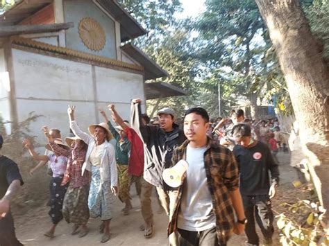 မကွေးတိုင်းရဲ့ တပ်လှန့်သံ ဗိုလ်ချုပ်ခြေရာ နင်းကြစို့ စာတန်း ကိုင်ဆောင