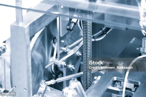 선형 볼 스크류 기어 금속 절단기의 작업 부품을 이동하기위한 드라이브 산업 개념 배경 3차원 인쇄에 대한 스톡 사진 및 기타 이미지 3차원 인쇄 강철 고급 Istock