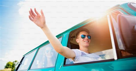 도로 여행에서 오래된 캠퍼밴 안에 있는 십대들 창 밖으로 손을 뻗는 소년 화창한 여름날 사진 Unsplash의 자동차 캠핑 이미지