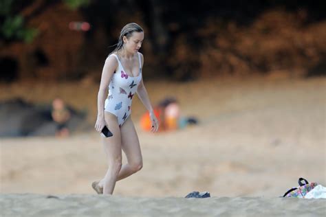 Brie Larson In Swimsuit At A Beach In Hawaii 04192021 Hawtcelebs