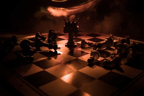 체스 보드 게임 개념의 비즈니스 아이디어와 경쟁과 전략 아이디어 양보 체스는 연기와 안개와 햇빛창 어두운 배경에 그림 선택적 초점 결정에 대한 스톡 사진 및 기타 이미지
