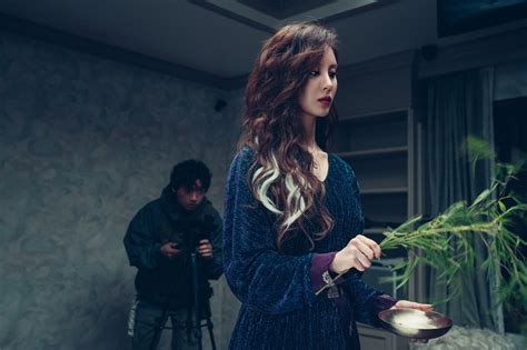 거룩한 밤 데몬 헌터스 스틸…악마 잡는 마동석과 퇴마사 서현 뉴스1