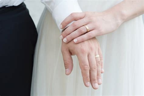 결혼반지 왜 네 번째 손가락에 끼는 걸까 네이버 블로그