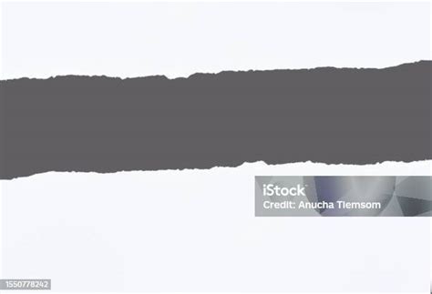 재활용 종이 공예품은 흰색 바탕에 붙어 있습니다 찢어진 종이 흰 종이가 찢어지거나 찢어진 종이 조각이 회색 배경에 분리되어 있습니다 0명에 대한 스톡 사진 및 기타 이미지