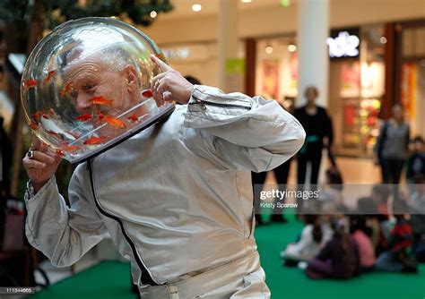 American Artist Eric Staller Performs With His Creation News Photo
