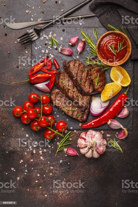 향신료와 슬레이트 보드 어두운 배경에서 야채와 구운된 쇠고기 스테이크 고기에 대한 스톡 사진 및 기타 이미지 고기 구이