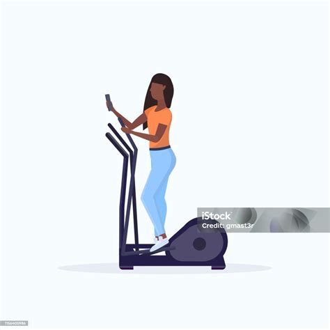 여자 훈련 에 스테퍼 러닝 머신 아프리카계 미국인 소녀 를 사용 하 여 스마트폰 동안 운동 하는 동안 체육관 디지털 가제트 중독