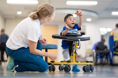 فیزیوتراپی کودکان، گامی حیاتی برای رشد سالم و مستقل فیزیوتراپی مانا