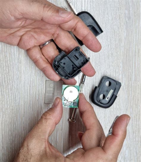 مراحل باز کردن ریموت و تعویض باطری ماشین اچ سی کراس روزگار