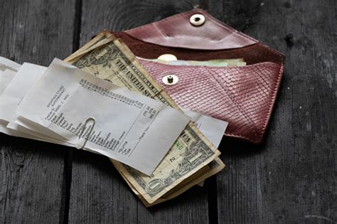 달러로 슈퍼마켓에서 수표는 집에서 빛에 나무 테이블에 돈으로 기침을하고 테이블에 돈을 거짓말합니다 0명에 대한 스톡 사진 및 기타 이미지 Istock