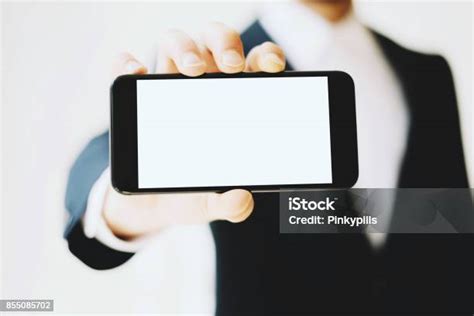 스마트폰 가로 빈 흰색 디스플레이 보여주는 검은 양복에 사업 깨끗 한 이랑 배경 흐리게 그래픽 사용자 인터페이스에 대한 스톡 사진 및 기타 이미지 그래픽 사용자