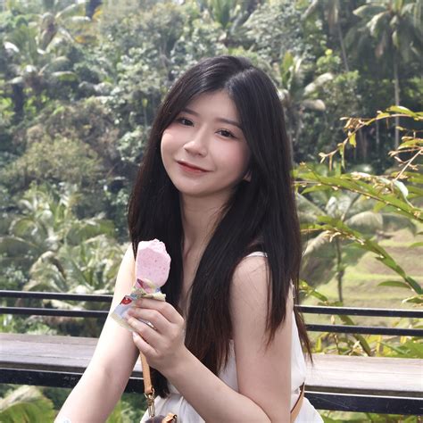 Amoi Nanas 黄梨小姐