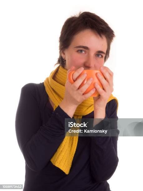 젊은 성인 여자 짧은 머리 빨간 가기 다른 포즈 흰색 바탕에 노란색 스카프와 다양 한 표정 격리 하지 20 29세에 대한 스톡 사진 및 기타 이미지 Istock