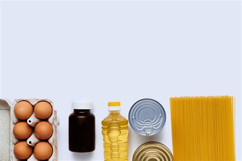 음식 배달 기부 흰색 배경 파스타 통조림 식품 계란 해바라기 기름 알 약 의약품 캔에 식품 공간 평평한 평지 복사 기부함에 대한