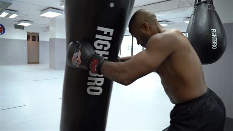 有关人 休閒 体力活动 健康 健康的生活型態 健身 健身中心 健身器材 健身房 健身房锻炼 側面圖 傢伙 力 动机 努力 動機 反复 姿勢 娛樂 室內