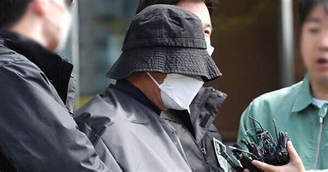 법원 앞에서 생방송 유튜버 살해한 50대 1심 ‘무기징역