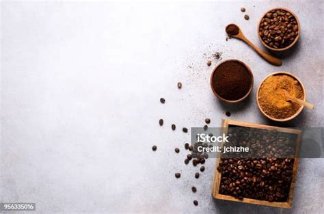 카페인 음료브라운 코코넛 설탕 커피 콩 지상과 밝은 배경에 콘크리트 복사 공간 인스턴트 커피를 만들기 위한 재료 보기 가기 배너 0명에 대한 스톡 사진 및 기타 이미지