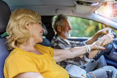 여행 여행에 차를 운전하기위한 행복한 시니어 커플 최고의 년을 즐기는 남자와 여자와 즐거운 활동적인 노인 라이프 스타일의 개념 2020년에 대한 스톡 사진 및 기타 이미지