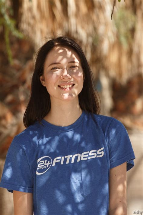 Mila Haffkine Καυτό πιπίνι με ανοιξιάτικη διάθεση