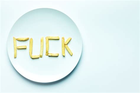 복사 공간이 있는 흰색 배경에 감자 튀김의 무례한 단어가 있는 접시의 평면도 0명에 대한 스톡 사진 및 기타 이미지 0명 감자 요리 개념 Istock