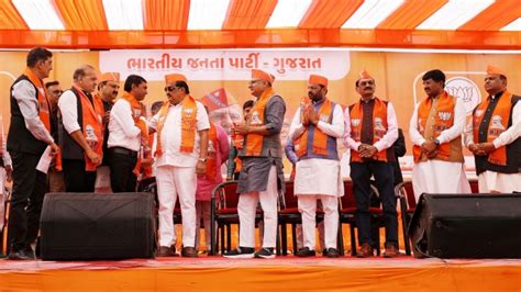 Ex Congress Leaders Among 1500 New Members Welcomed By Bjp In Fresh