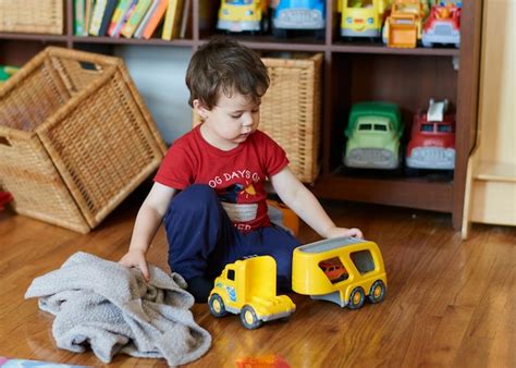 El Niño Está Jugando Con Su Camión Foto Premium