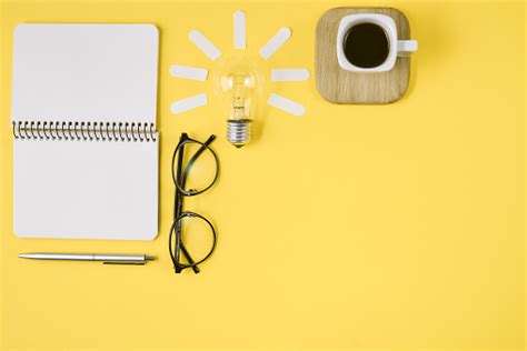 작업 공간 책상 스타일 디자인 사무실 소모품 펜 메모장 안경 컵 커피와 노란색 배경에 전구 창조적 평면 누워 개념 평면도 컨셉 브레인 스토밍 개념에 대한 스톡 사진 및 기타
