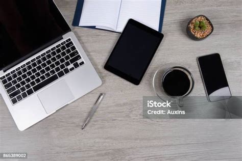 사무실 노트북 컴퓨터 노트북 디지털 태블릿 펜 스마트폰 마우스와 흰색 나무 바탕에 커피 테이블 데스크톱 오피스 이랑 개념입니다