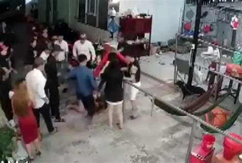 6 thanh thiếu niên đánh cô gái dã man vì bị cho là nhìn đểu