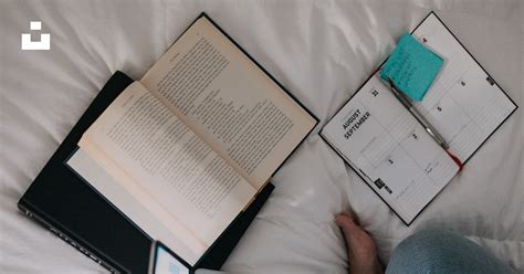 파란색 긴 소매 셔츠와 파란색 데님 청바지를 입은 여자가 노트북을 사용하여 침대에 앉아 있다 사진 Unsplash의 무료 회색 이미지