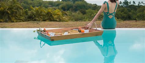 고급 수영장 호텔에서 떠다니는 아침 식사 트레이를 가지고 녹색 수영복을 입은 행복한 젊은 여성 모자를 쓴 소녀는 열대 리조트에서 즐길 수 있습니다 휴식 이국적인 여름 여행