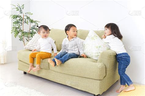 进行中儿童快乐公园少量人群半身像水平画幅美人家庭生活人群