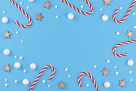크리스마스 플랫 누워 사탕 지팡이 별과 푸른 배경에 눈덩이 눈뭉치에 대한 스톡 사진 및 기타 이미지 눈뭉치 배경 주제 0명 Istock
