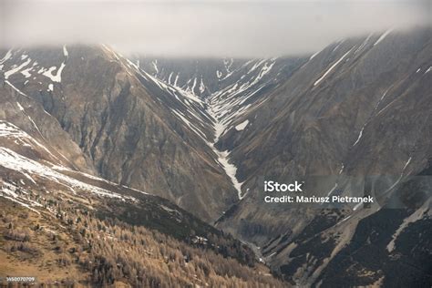 겨울의 리비뇨 마을 Livigno는 스위스 국경 근처의 이탈리아 알프스에 위치한 이탈리아 롬바르디아의 풍경입니다 0명에 대한 스톡 사진 및 기타 이미지 Istock