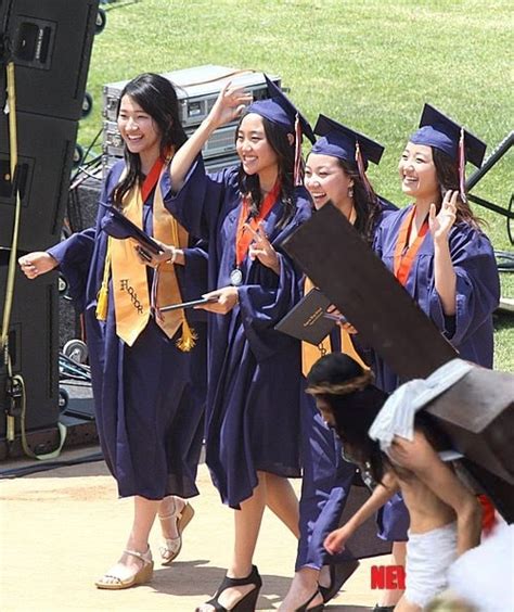 유머와의 전쟁 졸업식 이후에 성인이 된 사진 보쓰 에이 앤 비 인가옠ㅋㅋㅋ