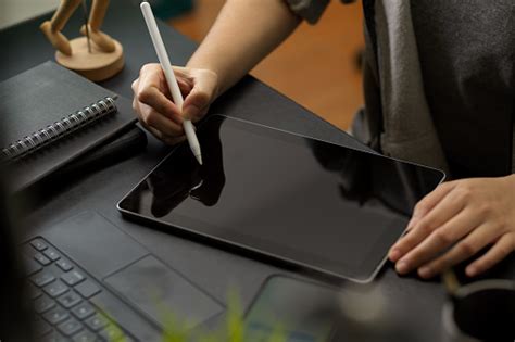 스타일러스 펜을 사용하여 디지털 태블릿을 그리는 여성 도시에 대한 스톡 사진 및 기타 이미지 도시 디지털 태블릿 사용하기
