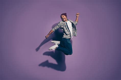 전체 길이 바디 사이즈 사진 데님 옷 흰색 신발 운동 화 고립 된 보라색 배경에서 명랑 흥분 다행 낙관적 잘 생긴 좋은 외침 음성 배경 주제에 대한 스톡 사진 및 기타