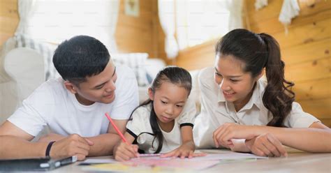 아버지와 어머니 아이들에게 집에서 숙제를하도록 가르치기 사진 Unsplash의 홈 오피스 이미지