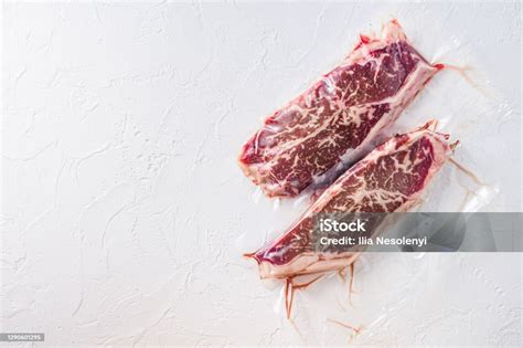 상단 블레이드 스테이크 흰색 콘크리트 질감 배경에 진공 포장 유기농 쇠고기 고기 텍스트 공간이있는 상단 보기 고기에 대한 스톡 사진 및 기타 이미지 Istock