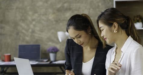 현대 스타트업에서 일하는 두 명의 젊은 아시아 전문 사업가 사진 Unsplash의 비서 이미지