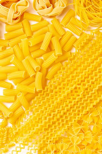 이탈리아 파스타 텍스처 흰색 배경에 플랫 오버 헤드 샷 리가토니 푸실리 파폴레 등 건조한에 대한 스톡 사진 및 기타 이미지 건조한 곡초류 나비 넥타이 파스타 Istock