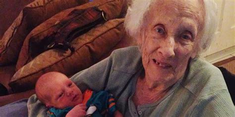 La Tenerezza Delle Nonne Centenarie Con I Loro Nipotini Rdd