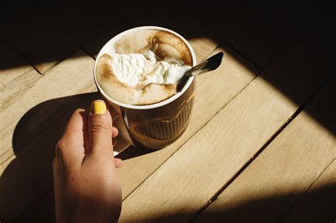 맛 있는 향기로운 양조 손 마음와 나무의 배경에 아침에 햇빛 갈색 컵에 커피 아이스크림에 휘 핑 갈색에 대한 스톡 사진 및 기타 이미지 Istock