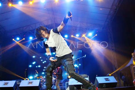 Aksi Konser Gigi Antara Foto