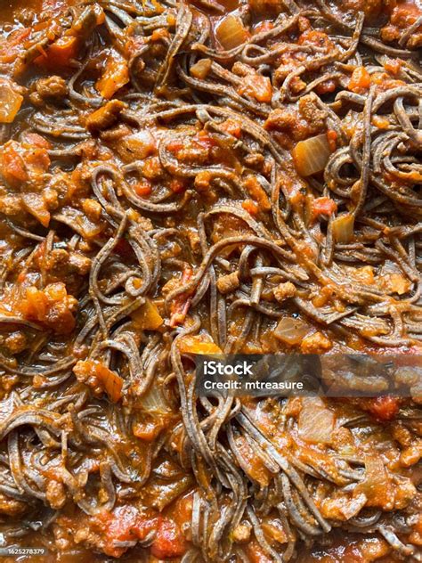 살코기 쇠고기 다진 홈메이드 볼로네제 소스를 곁들인 검은콩 파스타 스파게티 국수 진한 토마토 소스 잘게 썬 당근 양파 마늘 높은 전망의 전체 프레임 이미지 0명에 대한 스톡